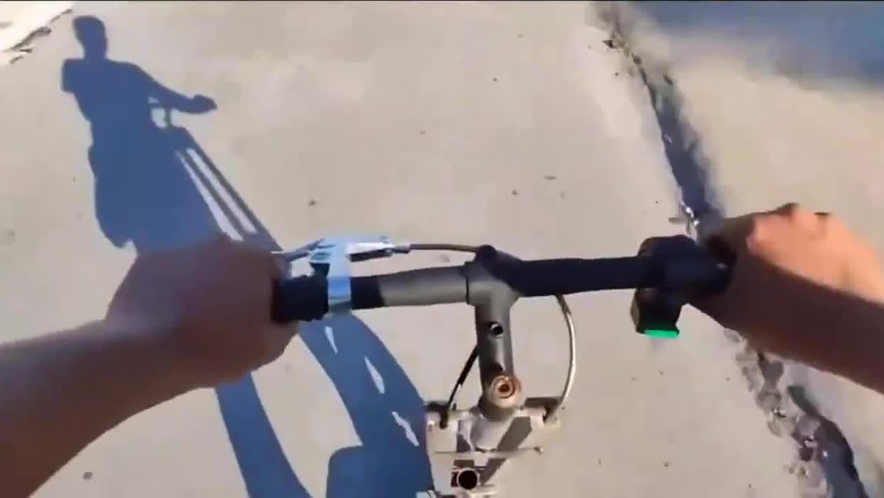 老外自制折叠式电动滑板车,看完我服了,这手艺没谁了