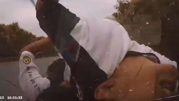 险!司机低头看手机追尾电动车 致两人受伤