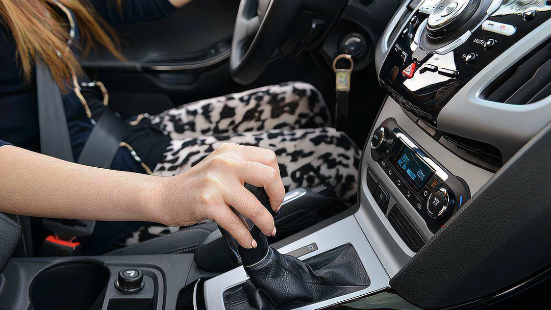 自动挡汽车,N挡点火还是P挡点火?差点毁了车!