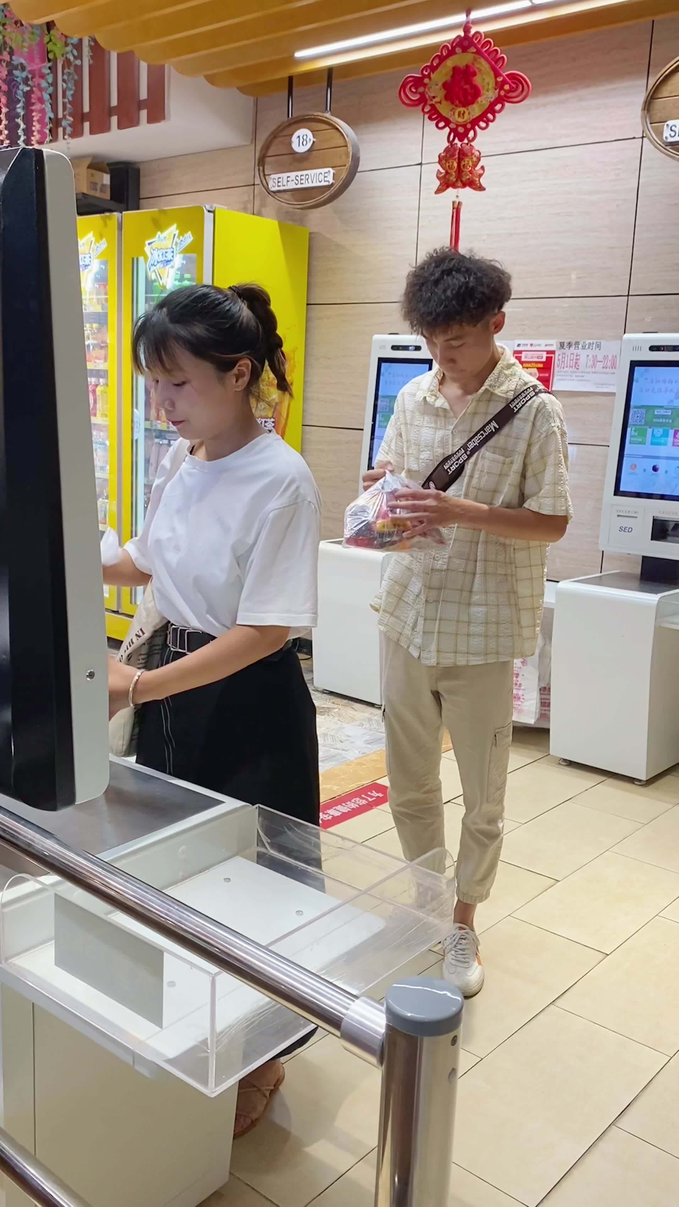 现在人脸支付就是方便,学会了吗?都不用自己付钱!