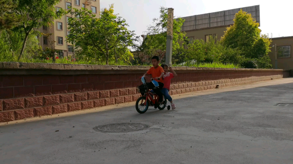 骑车带人还不戴安全帽
