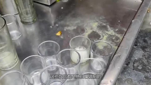 小伙自制汽水,小杯放酸,大杯放苏打,结合浓密泡泡滚滚而来