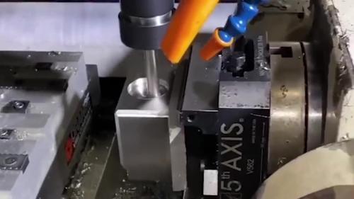 近距离观察机器研磨圆形过程