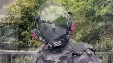 爸爸扮未来战士接儿子,保安吓得拿防爆钢叉应战,儿子反应暖心