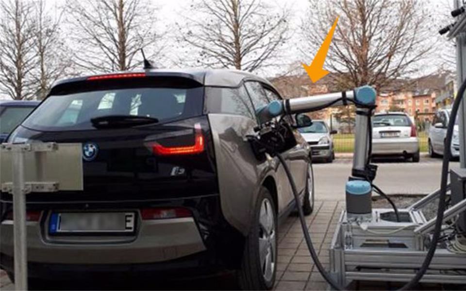 电动车自动充电机器人,让你懒到家,加油工人还有活路吗