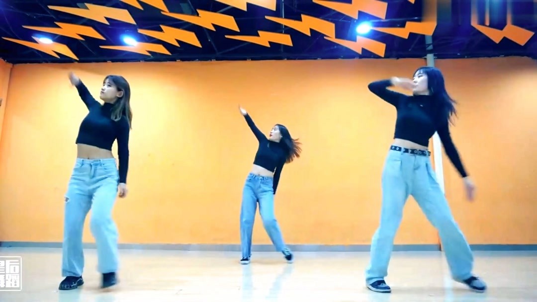 2020热门年会舞蹈串烧,适合年会表演,郑州皇后舞蹈年会排舞