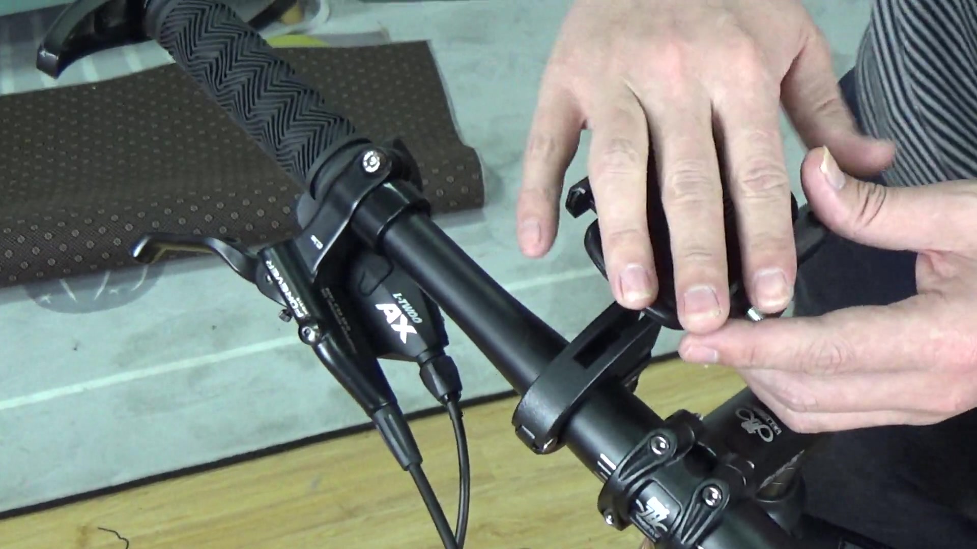 U型铝合金手机支架安装方法