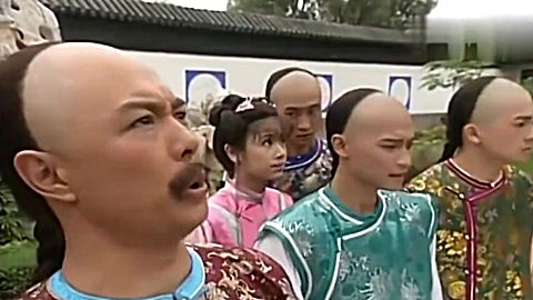 还珠格格皇帝看见小燕子上了屋顶, 一声怒吼吓得小燕子滚了下来