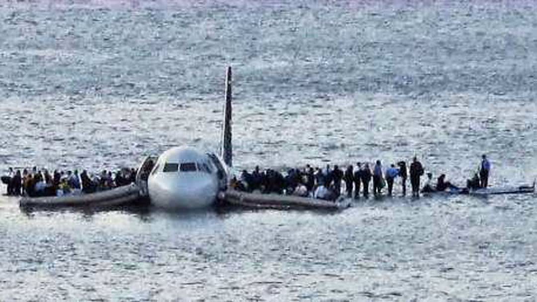 真实事件改编电影萨利机长,飞机起飞后撞鸟群,紧急迫降却被质疑