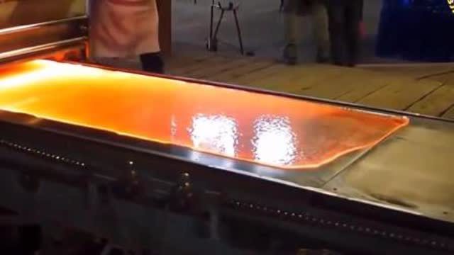 一种逐渐被淘汰的玻璃生产工艺,估计很多人都没见过