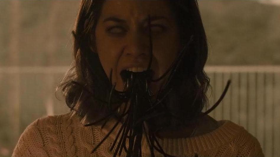 女孩感染神秘病毒,身体发生变异,口中钻出可怕寄生虫!