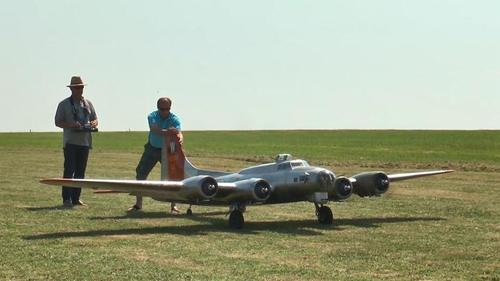 自制世界最大航模,造价8万,只为了玩,一个人凑合能拉得住