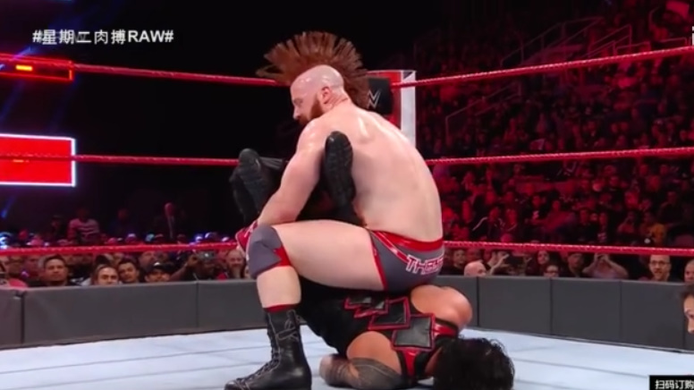 WWE罗门伦斯总能在逆境中脱险