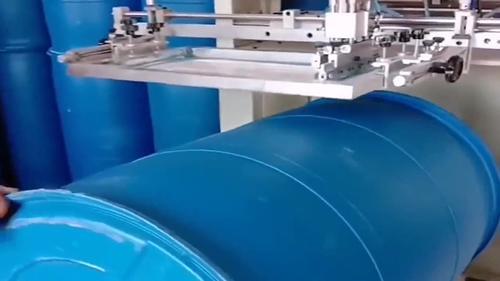 高能操作的机器,大桶在机器上滚动一圈,身上就被印上字体!