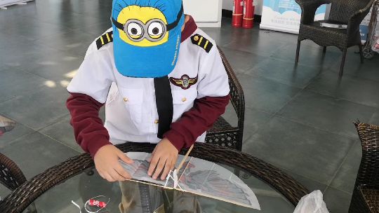 试坐完私人飞机,小飞行员们制作一个模型飞机,看看怎么样