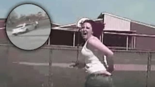 美国警察抓小偷,追不上直接开车撞!