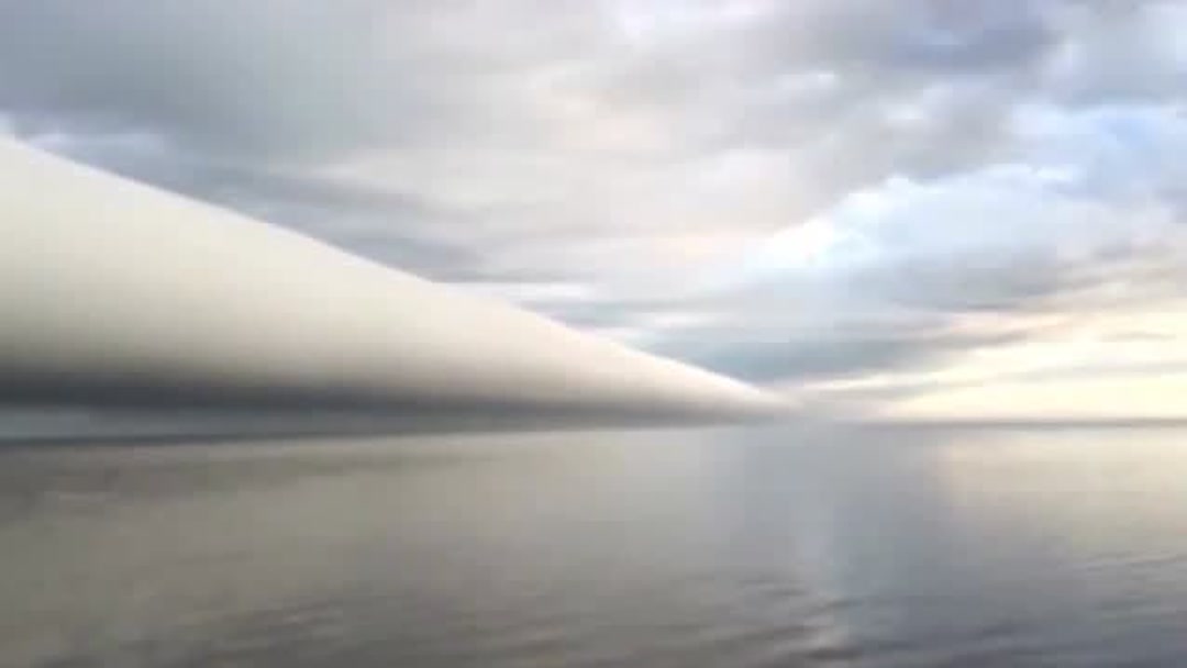 壮观!神秘“卷轴云”横贯美国新奥尔良上空