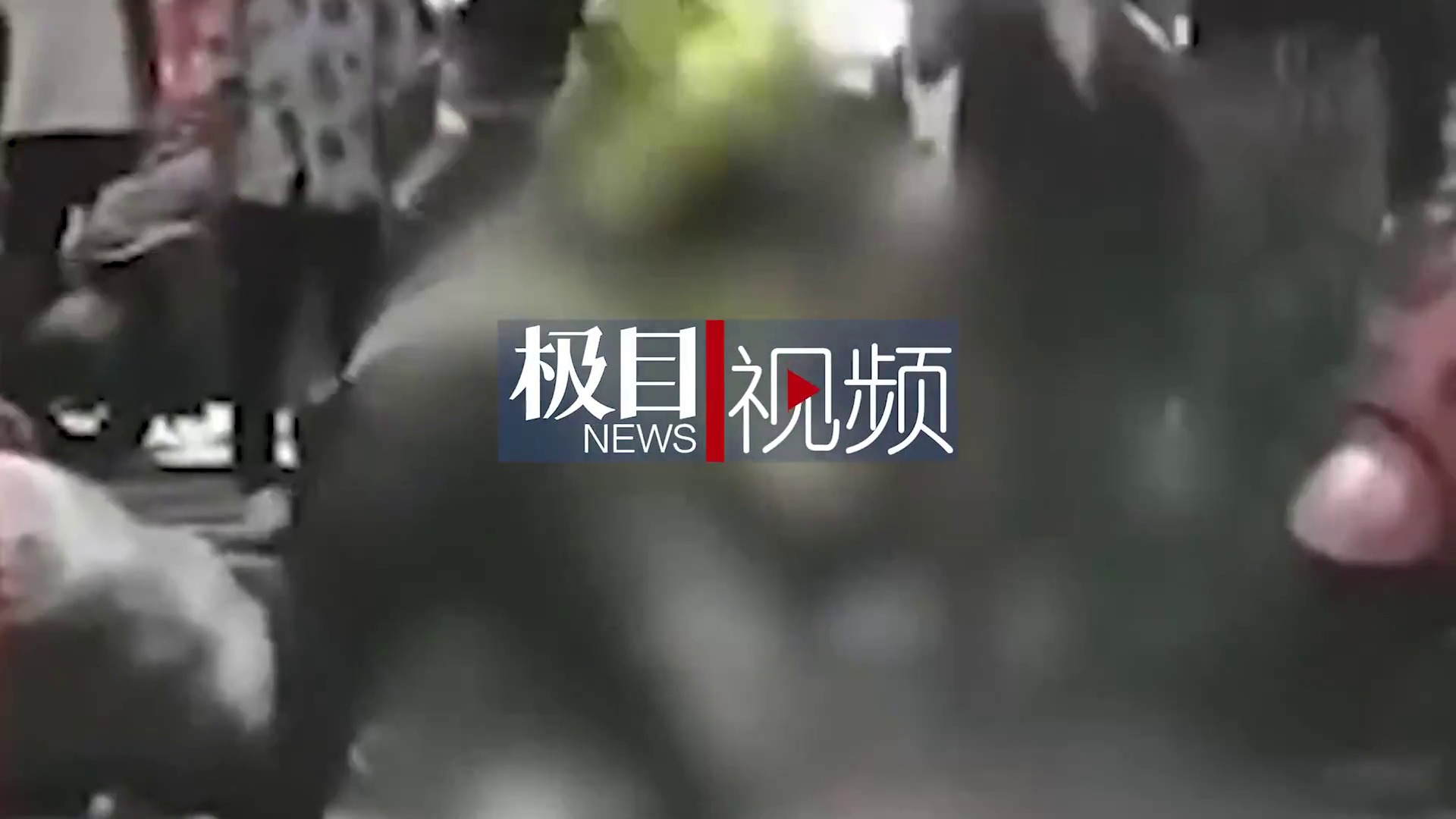 男子在苏州街头持铁锤追打两女子,多名外卖小哥挺身救人