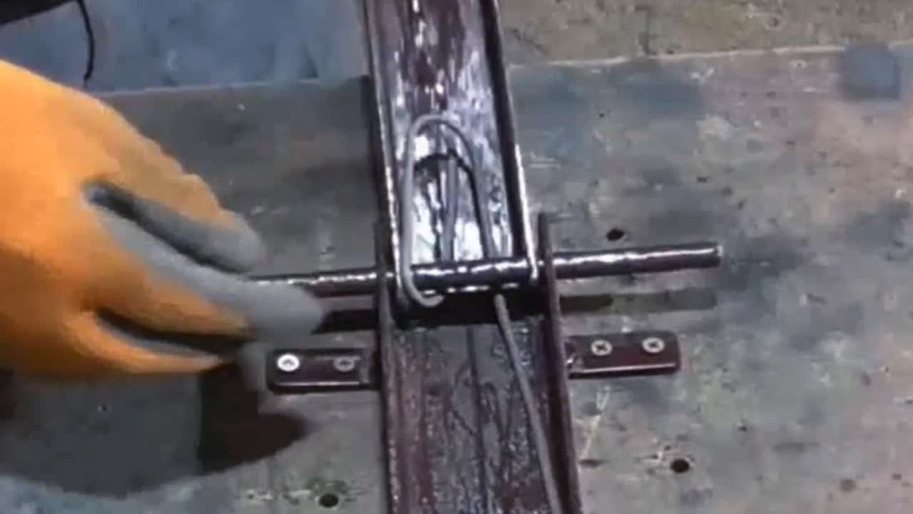 破管钳和链条改装的活动扳手,用来拧螺丝很方便,太实用了