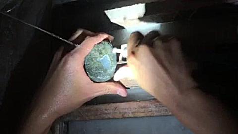 翡翠原石;现场开窗视频全过程!