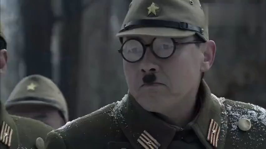 鬼子要炸村庄,小伙捡起炸弹炸鬼子炮仗阵地