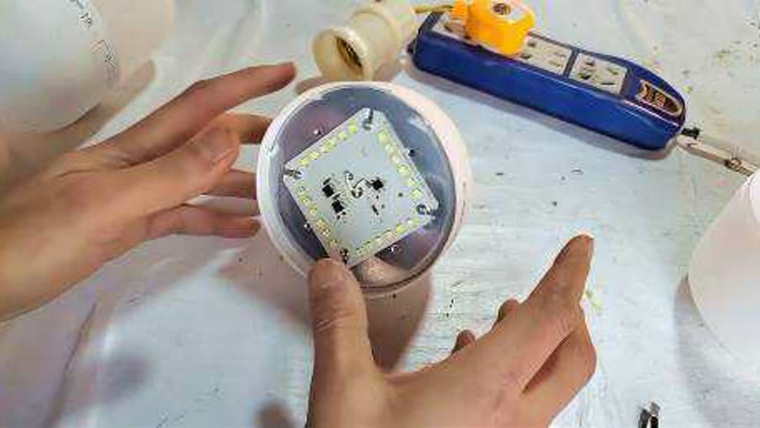 LED灯泡不亮了别扔，教你一招，这样简单修一下又用好几年