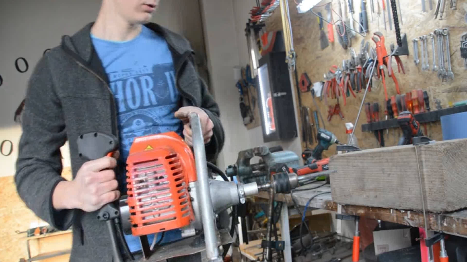 农村小伙发明"打孔"神器,干活效率翻4倍,100块造一个