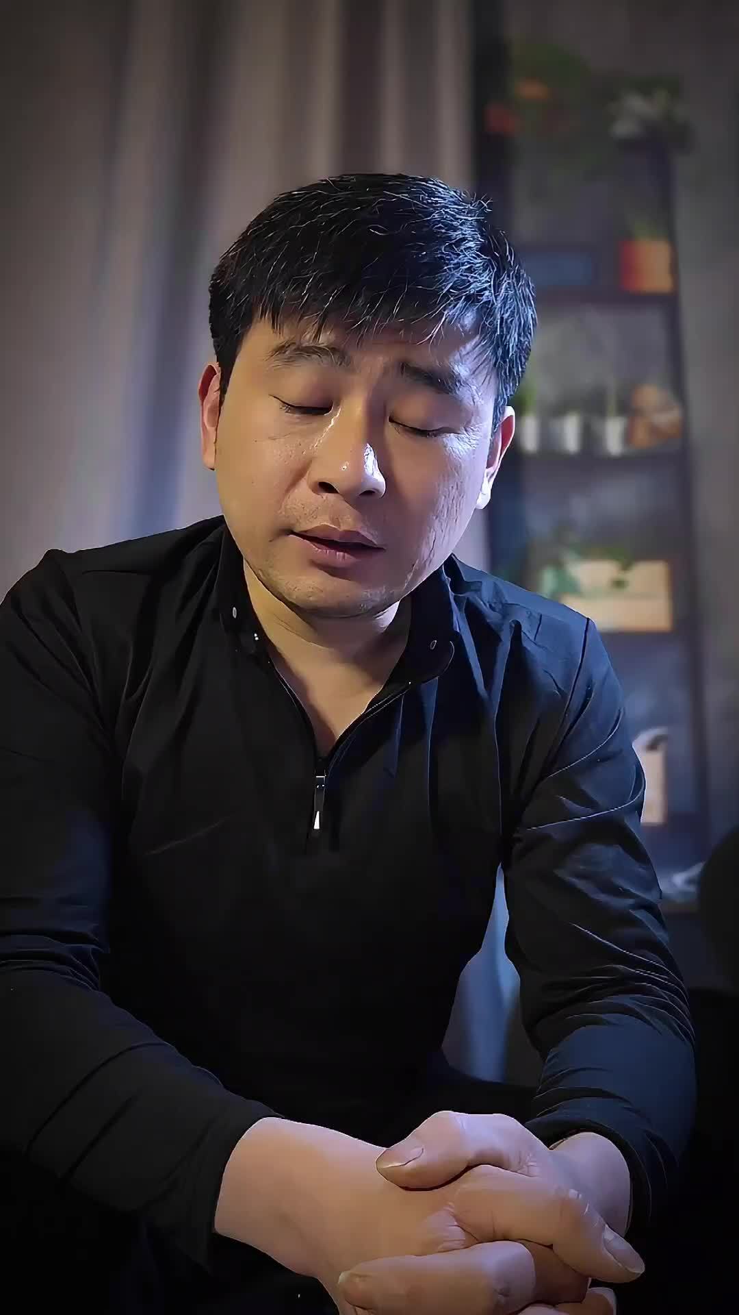 疲惫的一天结束了,躺在床上的感觉真好,安静的玩着手机,就是让生活再...