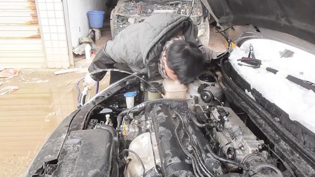 下这么大的雪小伙在家给汽车换防冻液,结果发动机高温了……