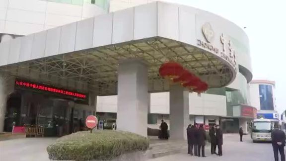 出席山东省十三届人大二次会议的枣庄团代表向大会报到