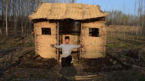 茅草屋建设结束了,小雨在屋子四周挖了条排水沟,这种设计如何?