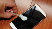新冠病毒可在手机屏上存活一个月 看疾控专家专业演示手机消毒
