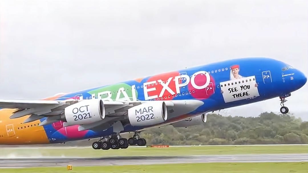 色彩斑斓的喷涂,空客A380-842飞机起飞和降落