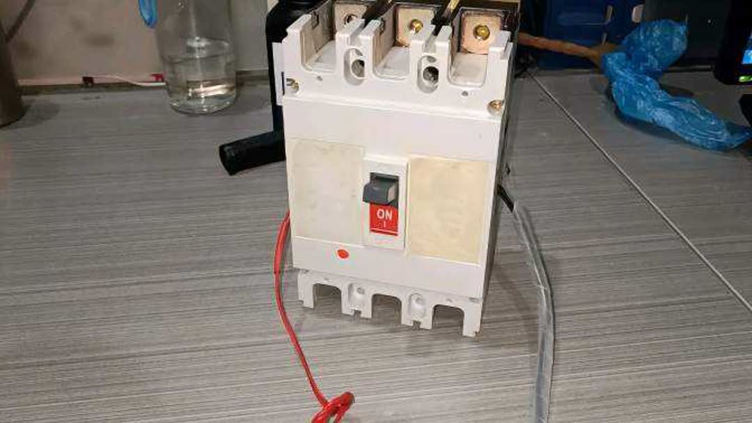 断路器两侧引出来的电线有什么作用