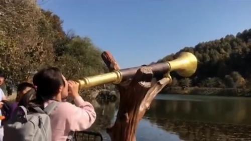 美女一开口就知有没有,景区的互动装置喷泉,被伤过几次才能喊出这种...