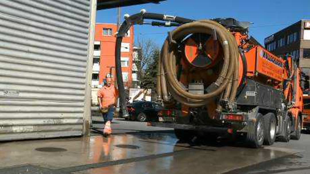 国外清理疏通下水道，还有专车？机械方便生活