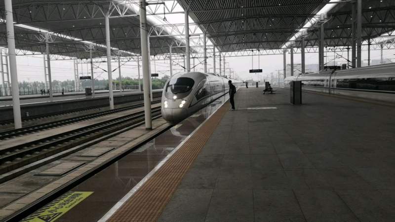 轻轻的你来了!G37列车宛如巨龙一样,缓缓驶入德州东站!