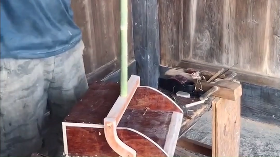 小哥做的扫把和簸箕真不错,又实用又美观,这个手艺你觉得怎么样