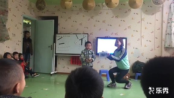 幼儿老师上课互动很重要 孩子们积极配合