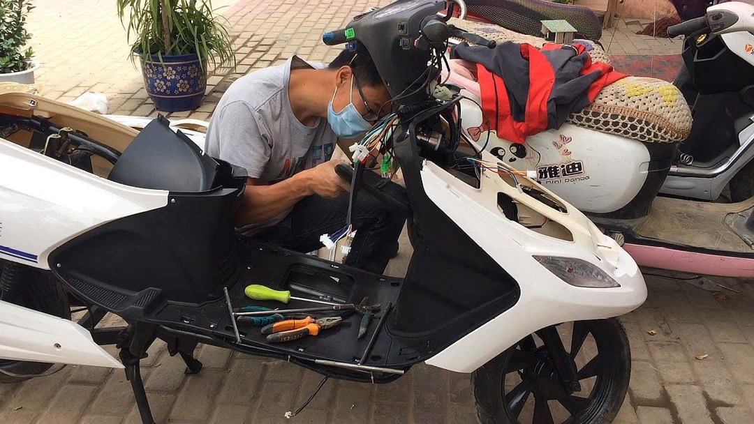 一辆报废电动车是怎么翻新改线的?师傅教徒弟你来看完也可以学会