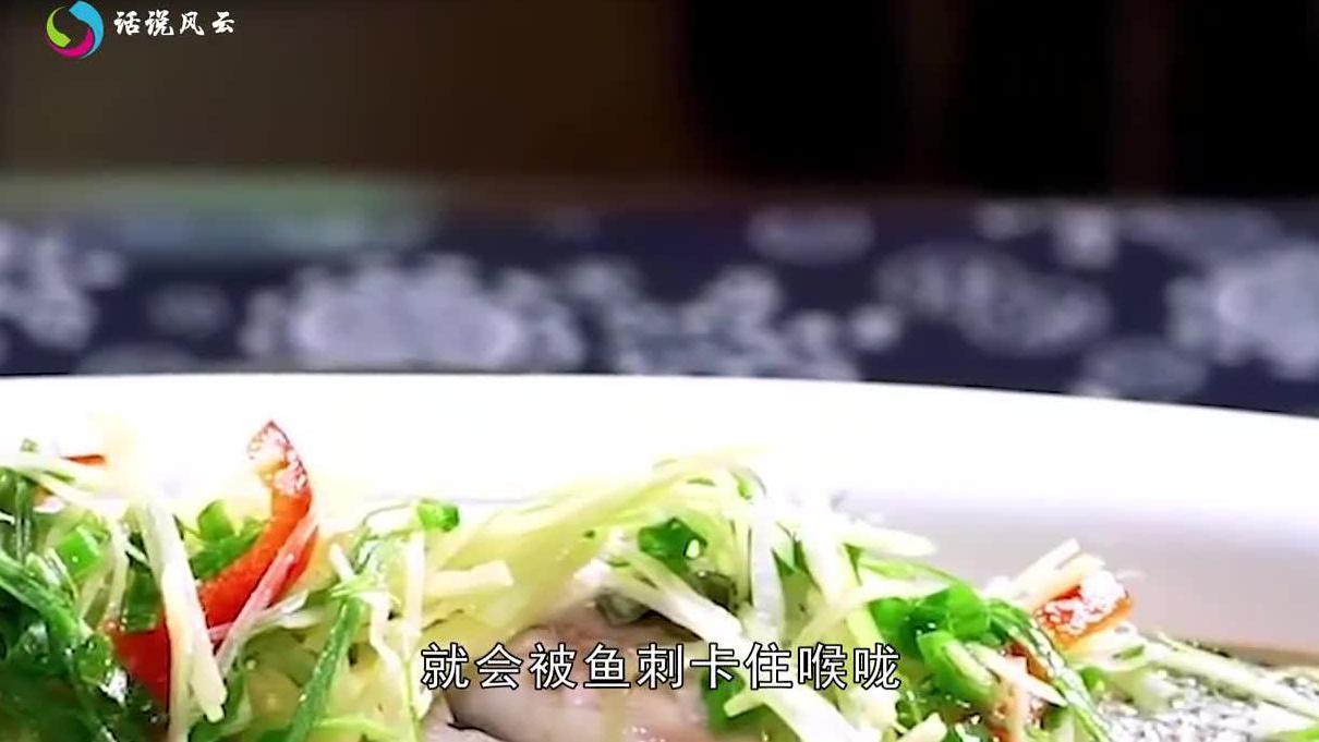 鱼刺卡住喉咙时,别再吃馒头"强吞"了,这3种办法管用还安全(1)