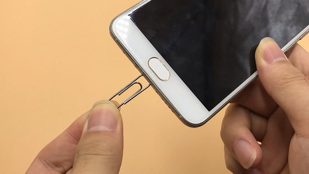 回形针这样插进手机里,太厉害了,有手机的都需要,既省钱又实用