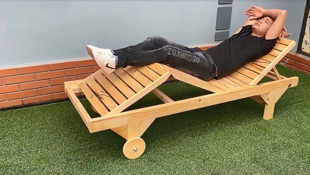 越南木匠制作独特的折叠床,实木打造,成品一看就不便宜