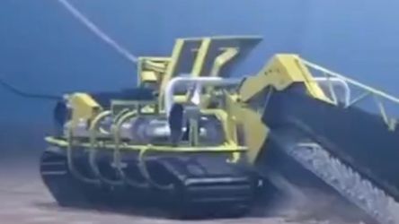 光缆是怎么在深海铺设的?