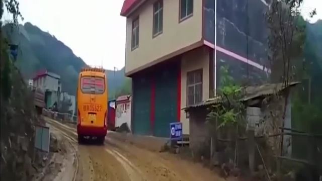 大巴车泥泞路司机神操作,车身横着漂移转弯,汽车高手在民间