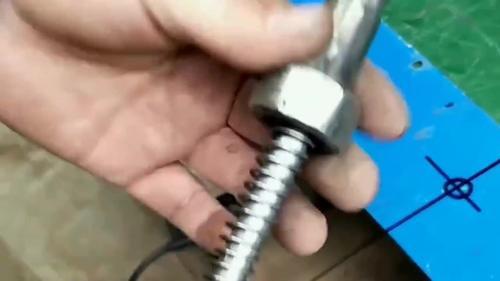 小伙自制打孔定位神器,这效果太强大了