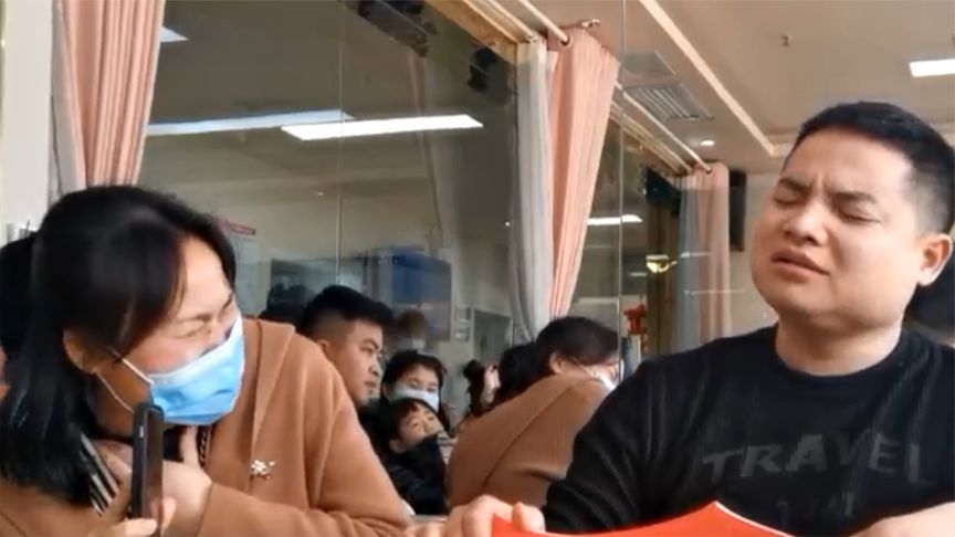 妇女节前夕 贵州一医院组织准爸爸体验模拟分娩有人痛成表情包