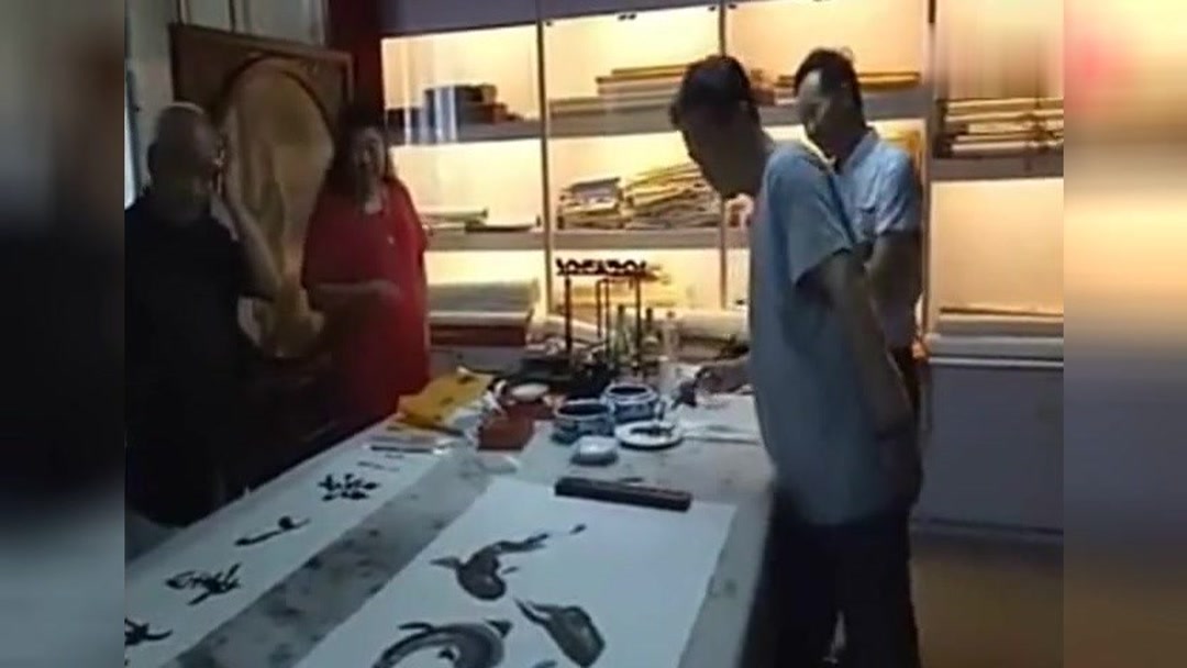 中国当代书画家刘继禅现场作画,用墨用笔大胆,风格独到