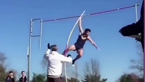 能把撑杆动作秒变成扔标枪的男人,这绝对是个人才