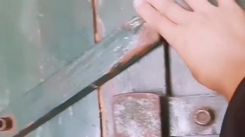 现在这样的木门很少见了,以前农村都是,网友:好有创意啊!